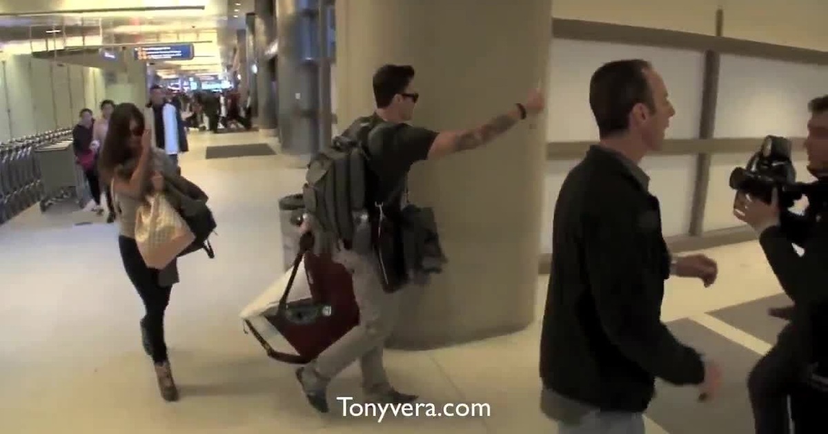 Video: Megan Fox và Brian Austin Green thu hút sự chú ý của thợ săn ảnh ...